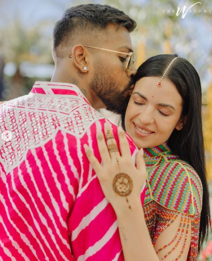 પ્રેમના દરિયામાં ડૂબ્યું કપલ: હાર્દિક-નતાશાની મહેંદી રસમ તસવીરો આવી ...